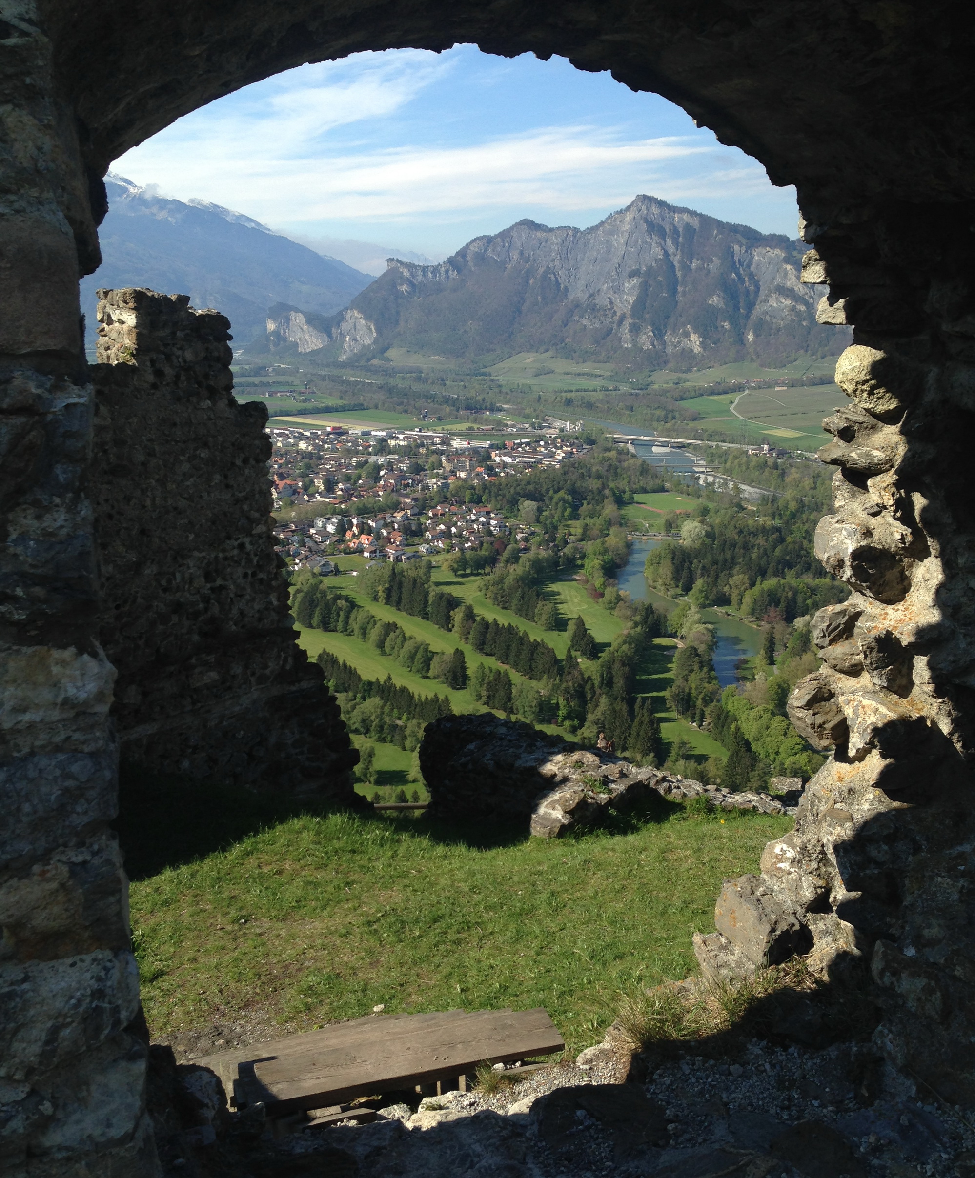 Bad Ragaz liegt am Ende des Taminatals und am Westrand der Rheinebene ...
